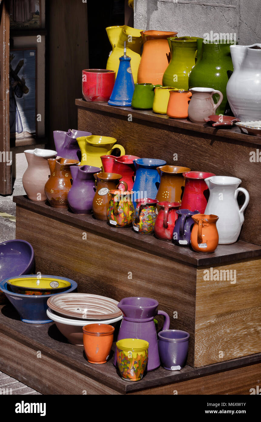 Hand made pottery bowls hi-res stock photography and images - Alamy