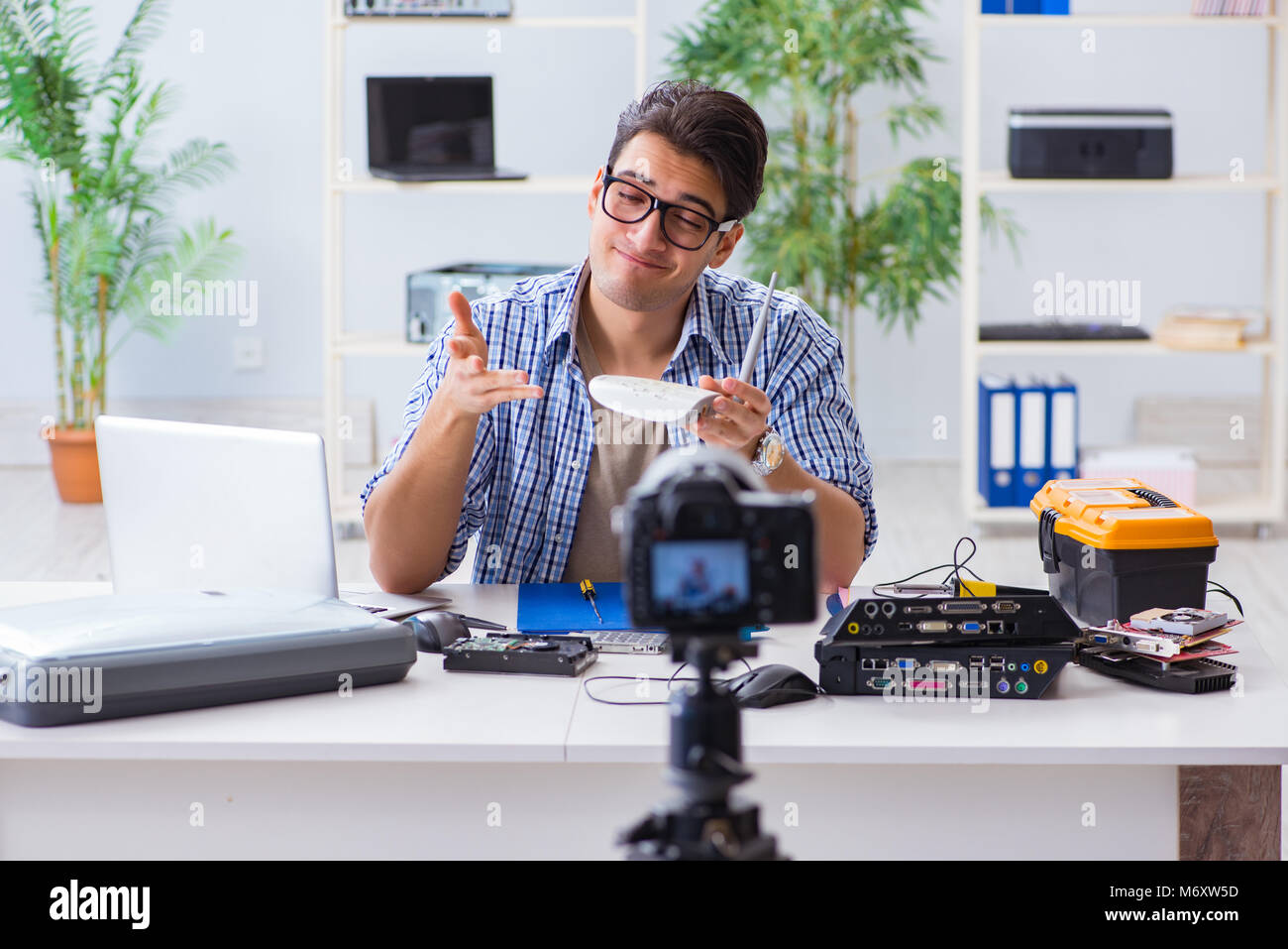 Repair computer hardware modem hi-res stock photography and images - Alamy