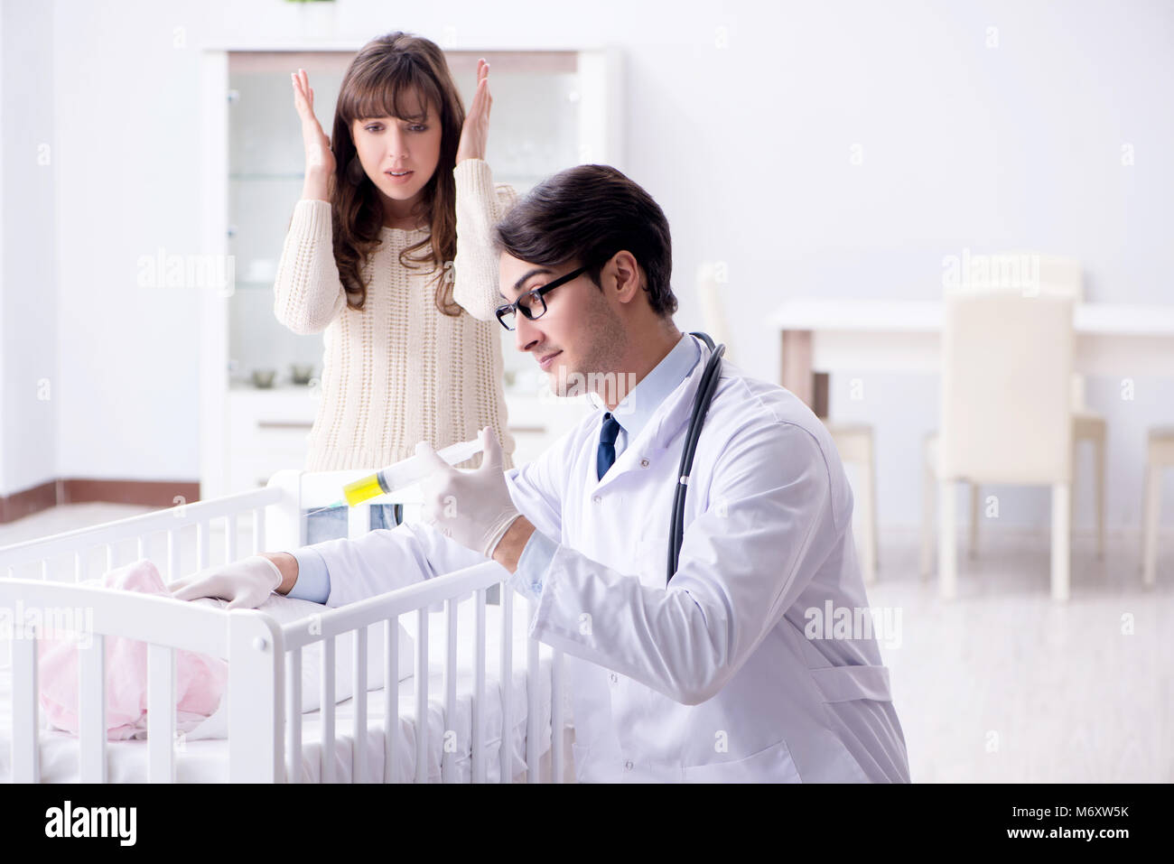 Doctor explaining to young mother Stock Photo - Alamy