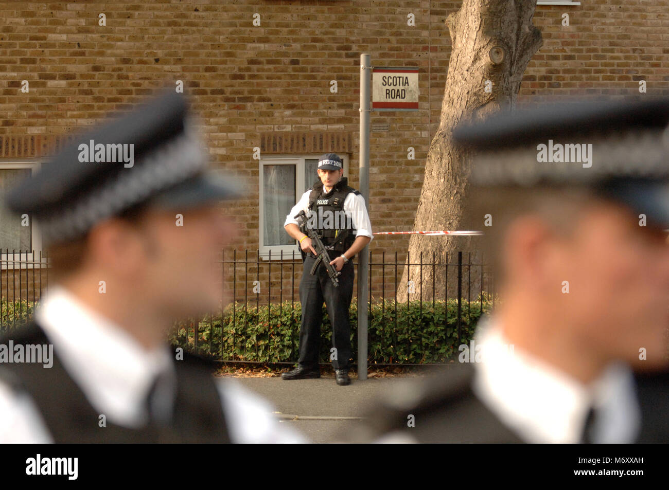 Police officer so19 armed hi-res stock photography and images - Alamy