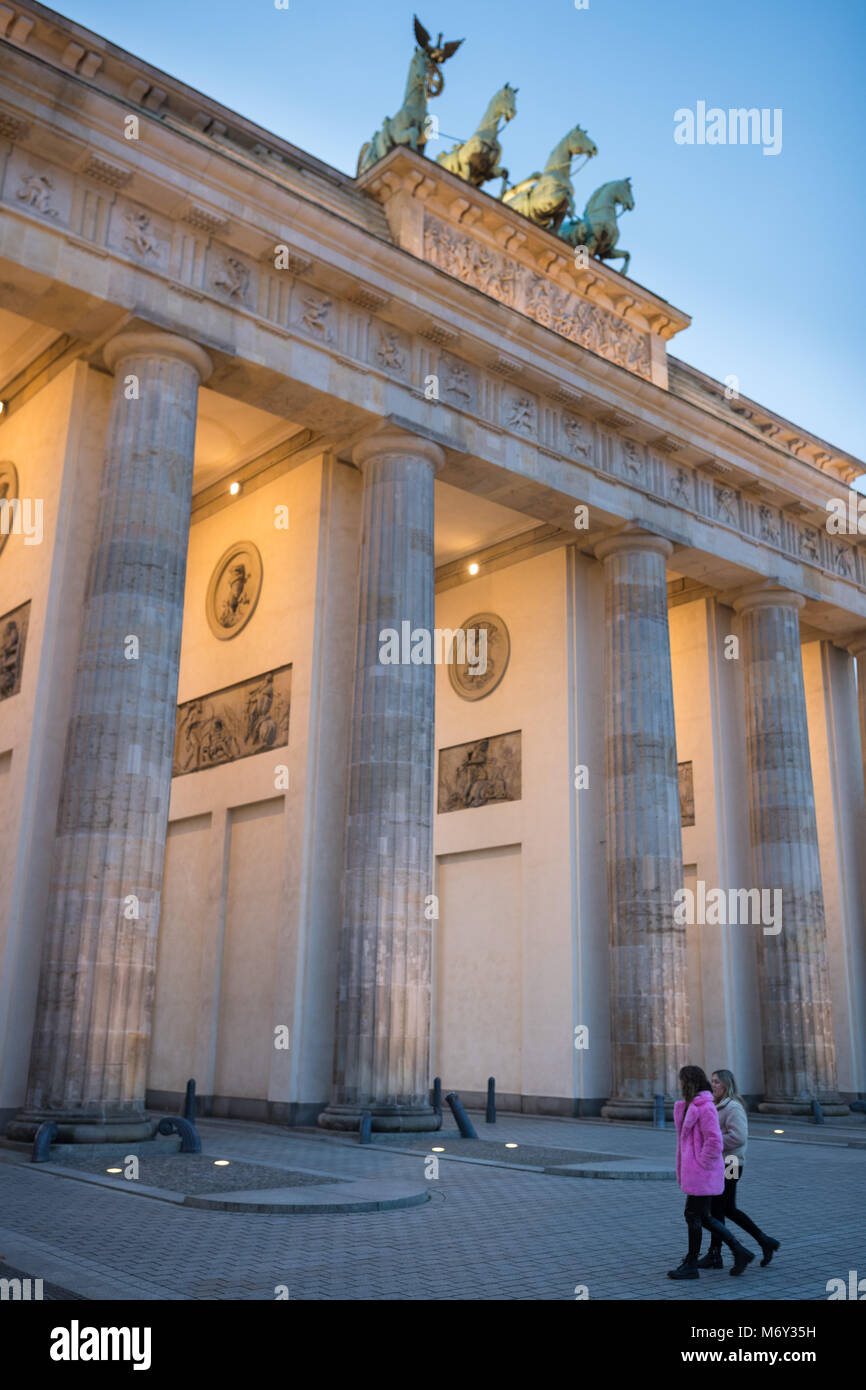 The Brandenburg Gate at dusk, Pariser Platz, Mitte, Berlin, Germany ...