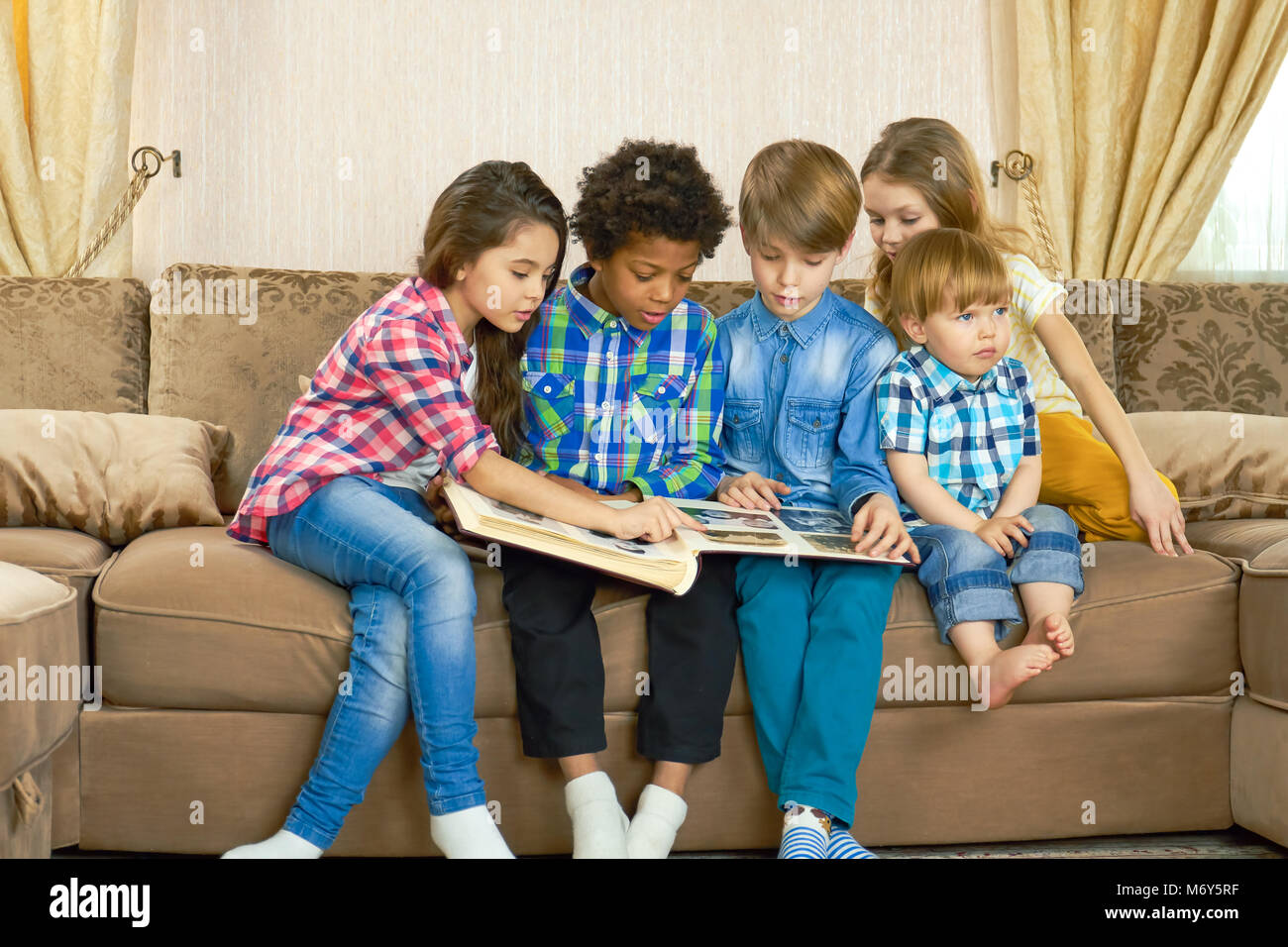 Children looking through photo album Stock Photo - Alamy