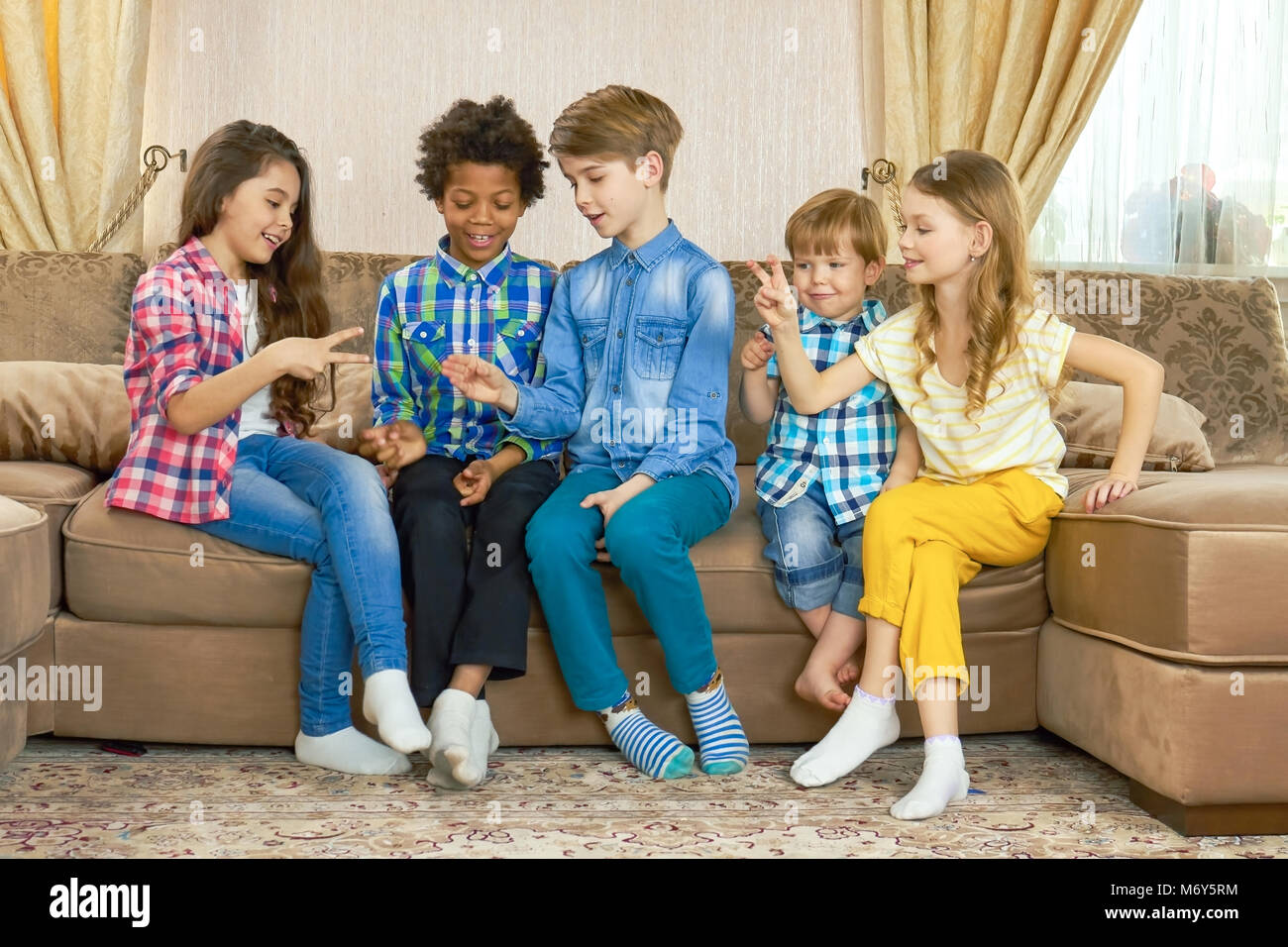 Rock paper sister High Resolution Stock Photography and Images - Alamy