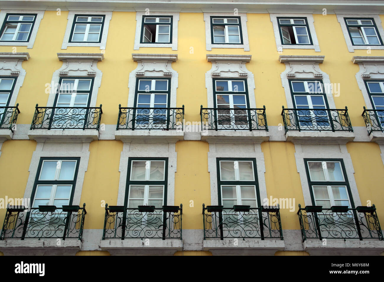Lisbon building wall balcony traditional hi-res stock photography and ...