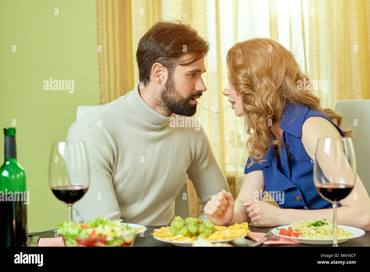 Couple sharing spaghetti Stock Photo - Alamy