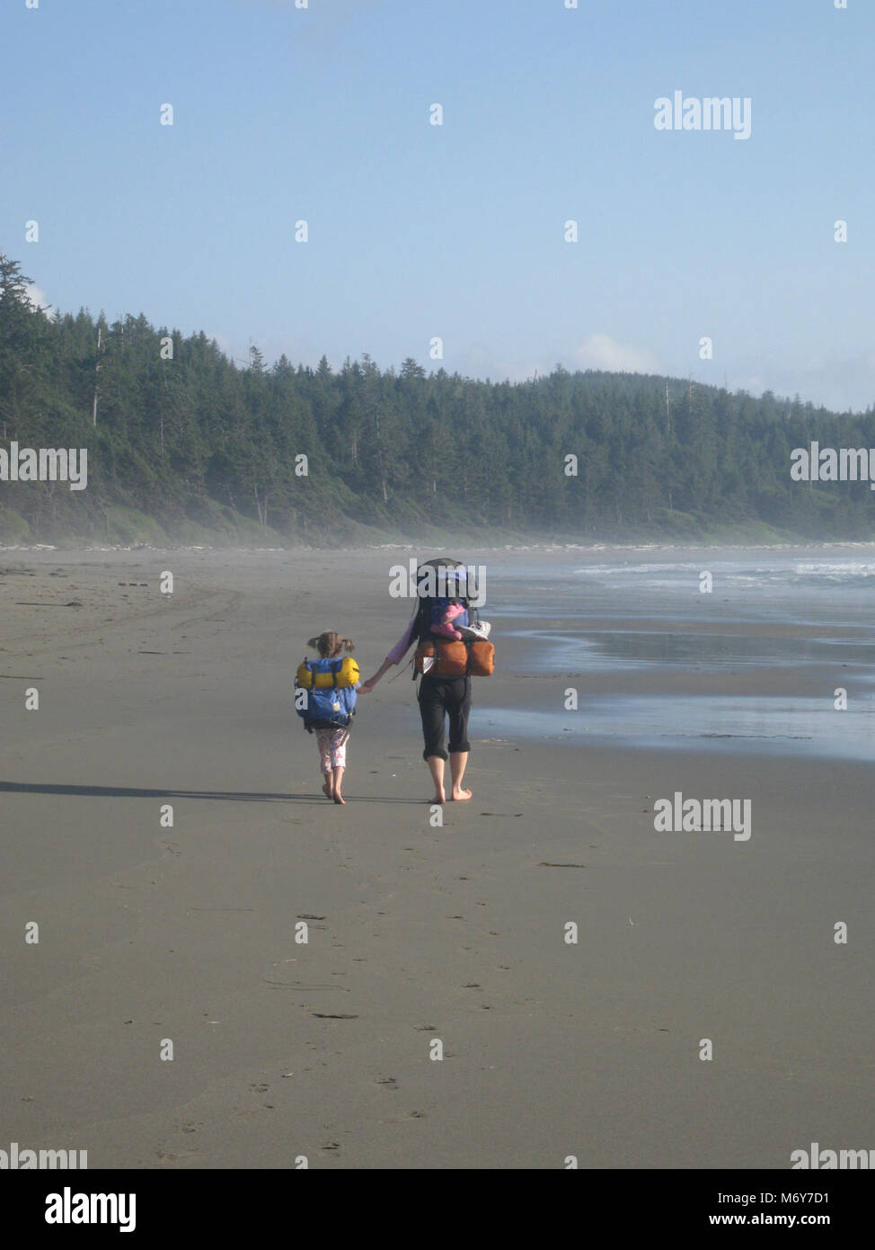 backpacking beach kid ocean people Stock Photo - Alamy