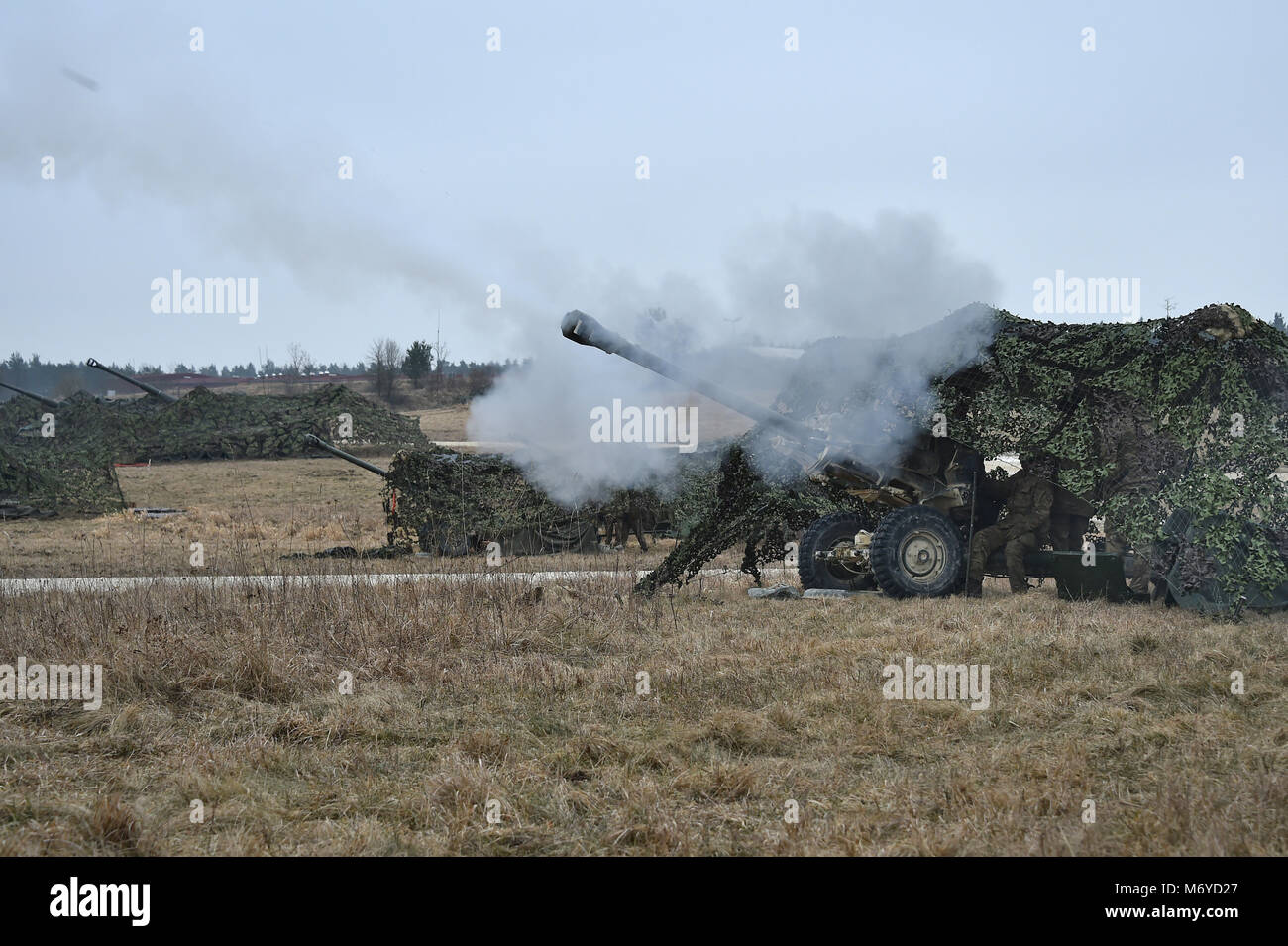 105 mm gun hi-res stock photography and images - Alamy
