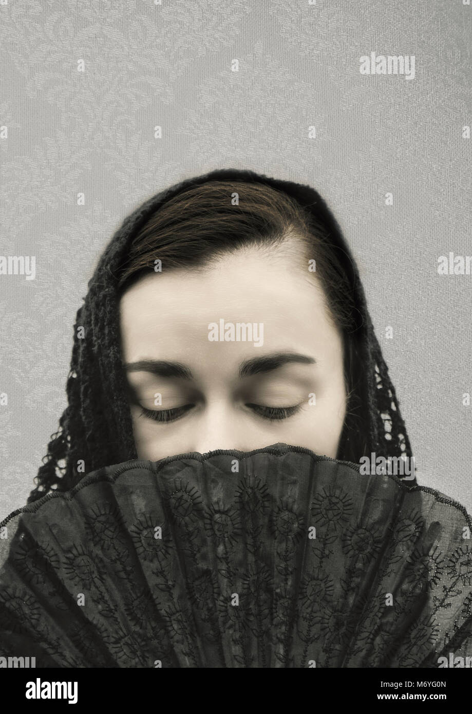 Lady behind old fashioned hi-res stock photography and images - Alamy