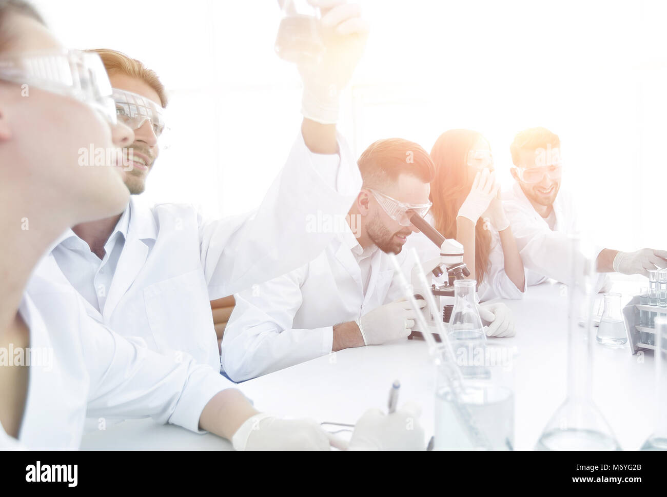 Microbiologists hi-res stock photography and images - Alamy