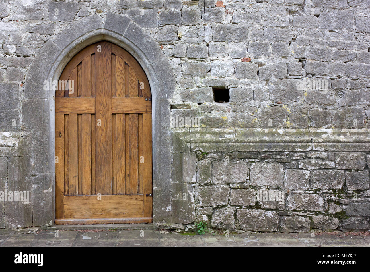 Church door gothic arch hi-res stock photography and images - Alamy