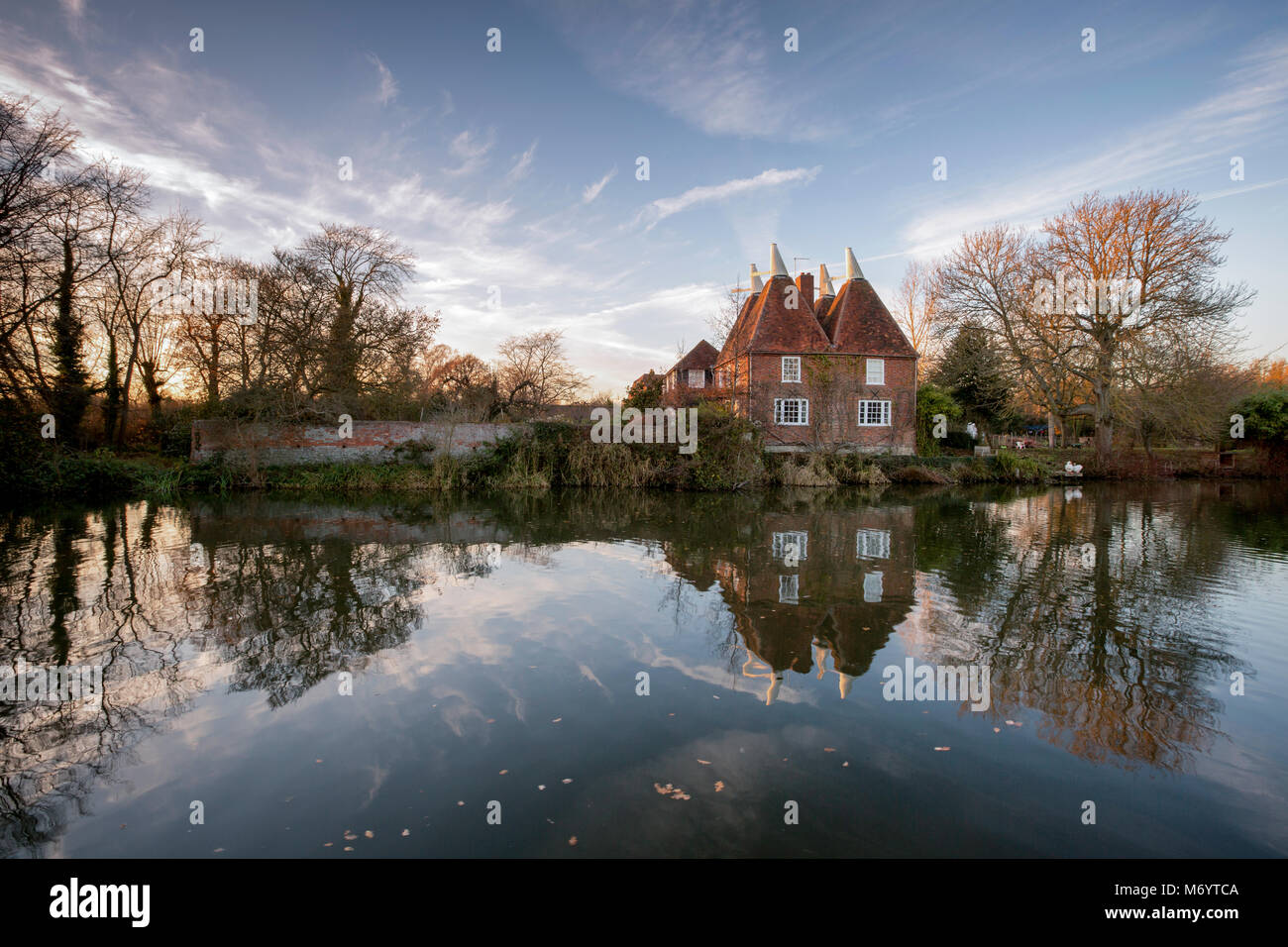 Oast houses kent hi-res stock photography and images - Alamy