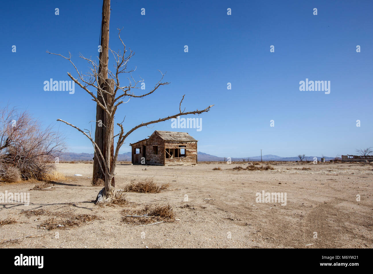 A derelict shack in Apple Valley, California Stock Photo - Alamy
