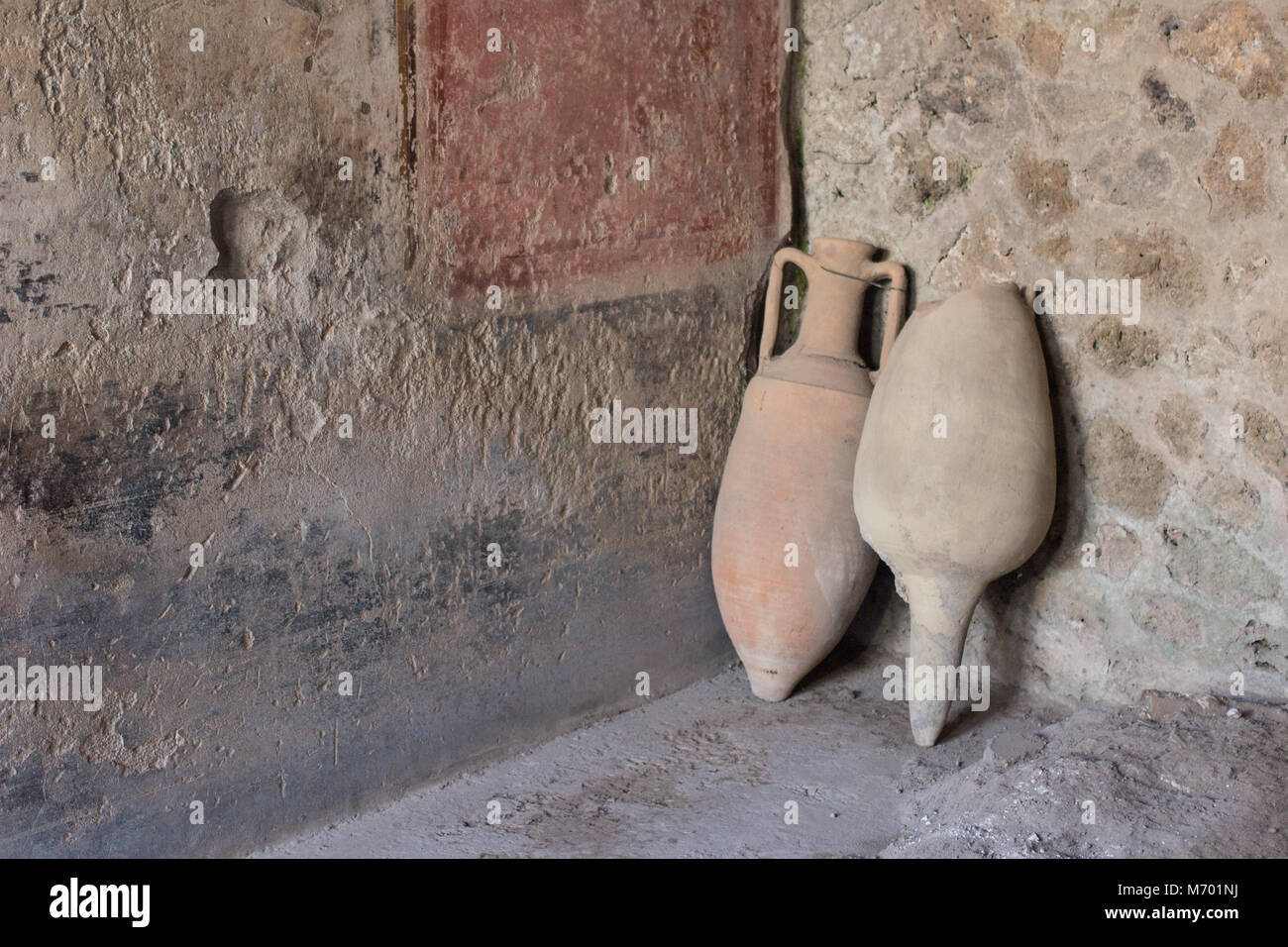 Amphorae hi-res stock photography and images - Alamy
