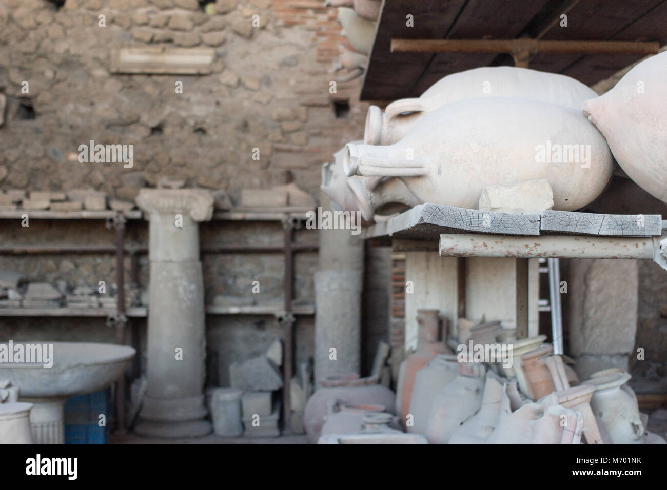 Amphorae hi-res stock photography and images - Alamy