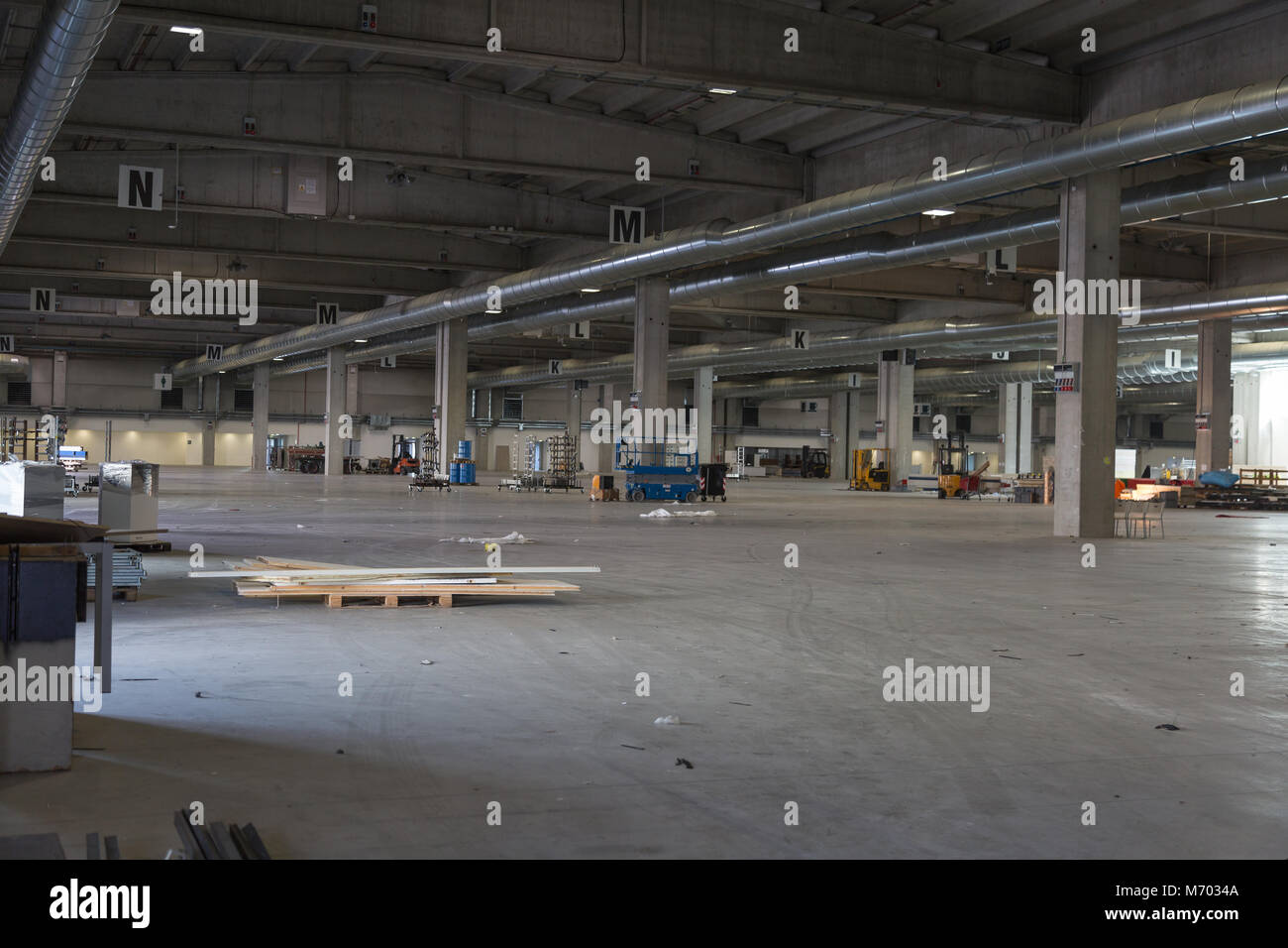 Interior of Empty Warehouse: Empty Factory Building Stock Photo - Alamy