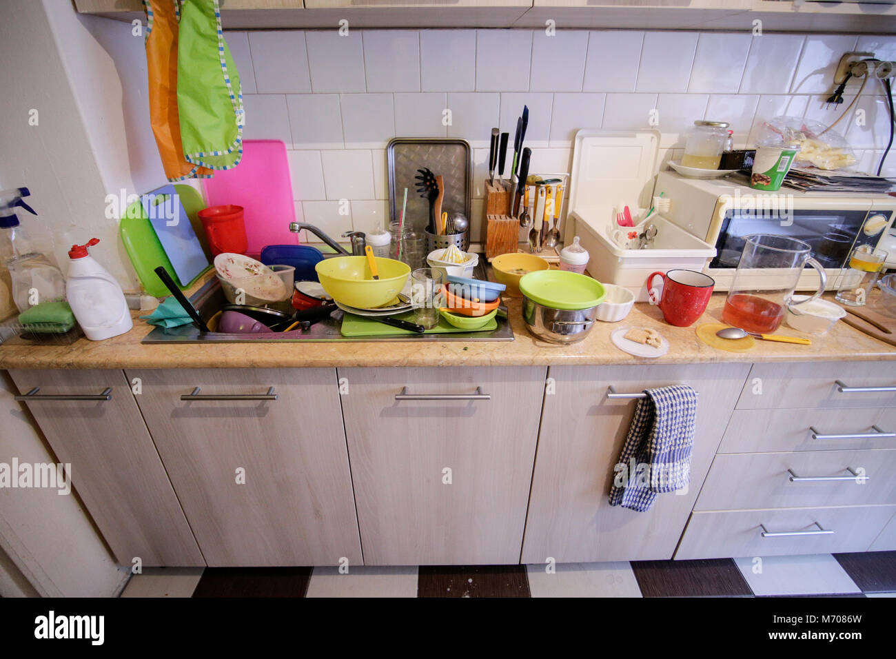 Dirty dishes in a domestic kitchen Stock Photo - Alamy