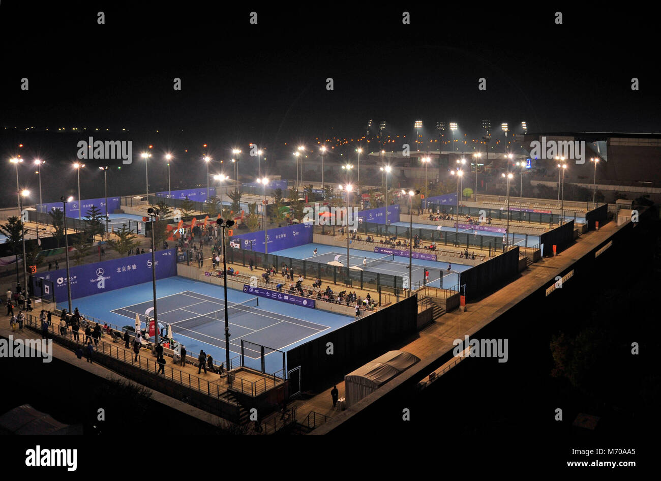 Outside courts hi-res stock photography and images - Alamy