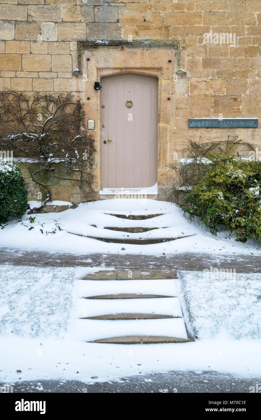 Snowed wooden house hi-res stock photography and images - Alamy