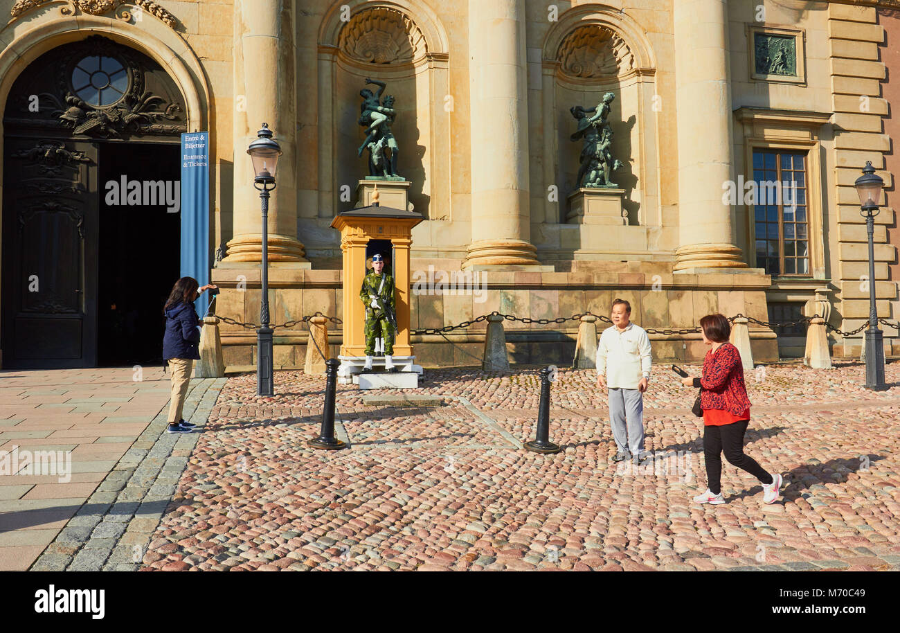 Tourists and guard in sentry box outside Royal Palace (Kungliga Slottet ...