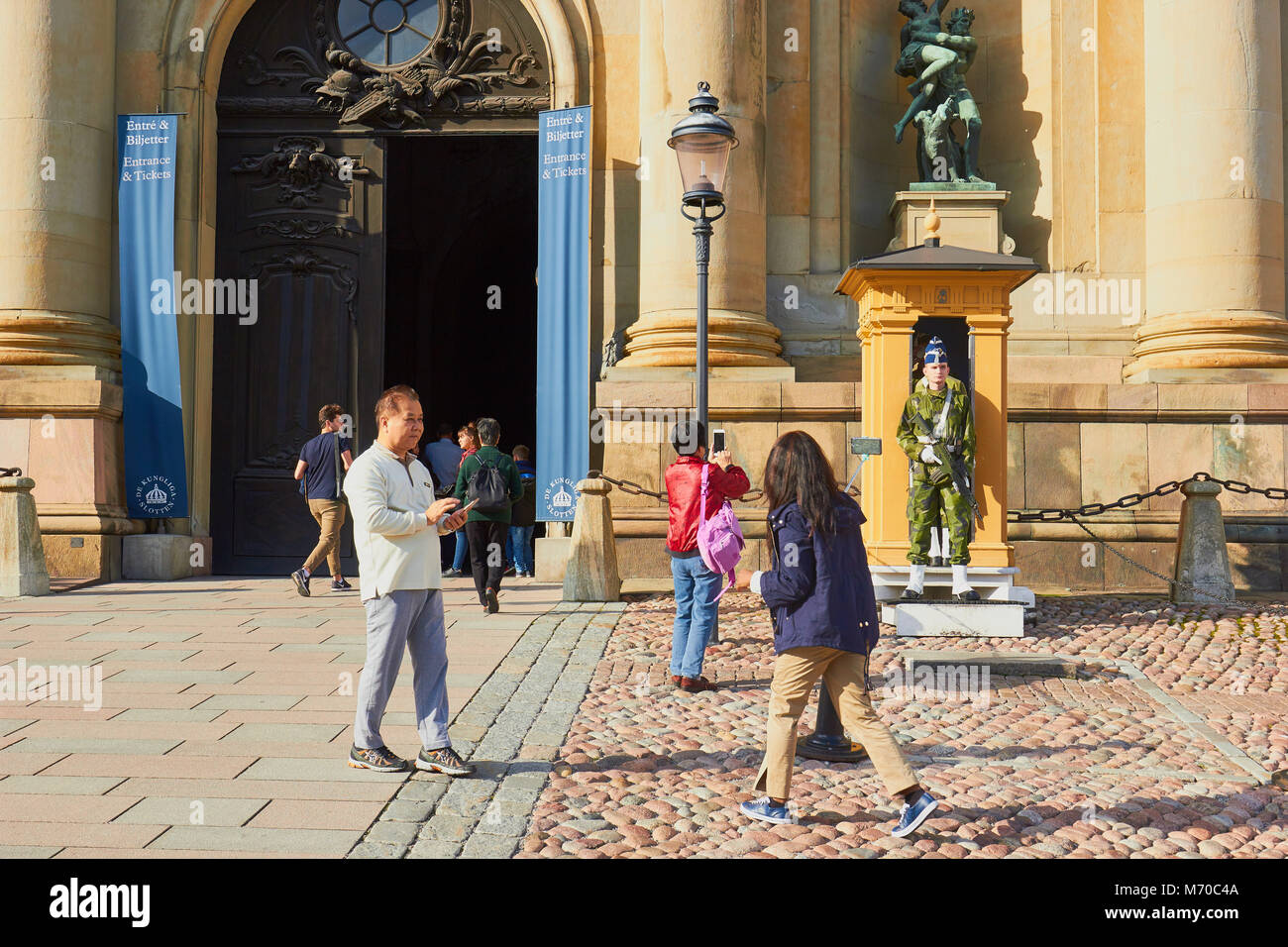 Guards sentry box and tourists, Royal Palace (Kungliga Slottet) Gamla ...