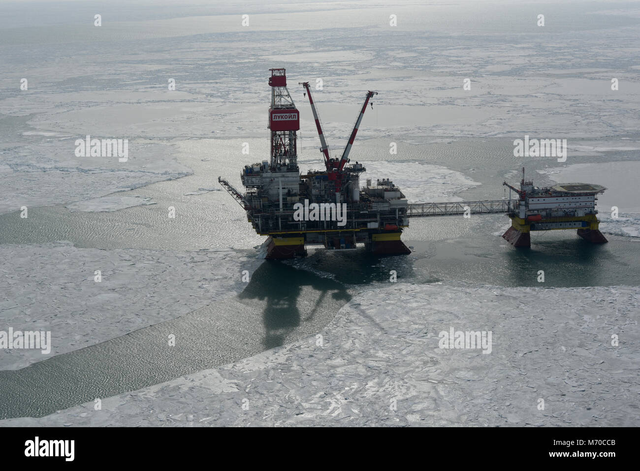 Oil rig russia caspian sea hi-res stock photography and images - Alamy