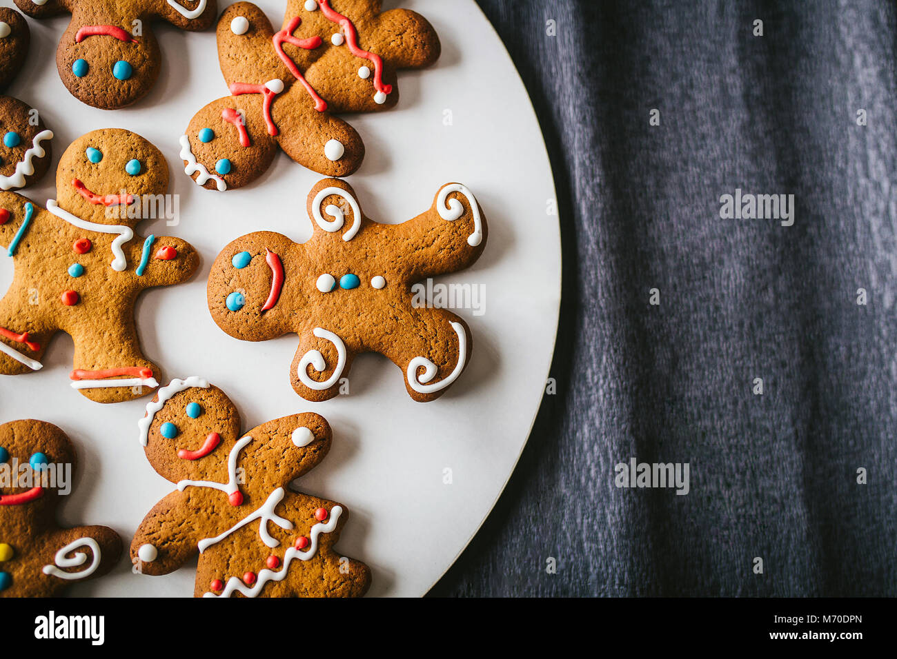 Gingerbread men on a dark background Stock Photo - Alamy