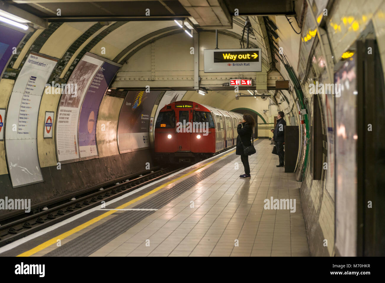 Underground train in London, Marylebone Station Stock Photo - Alamy