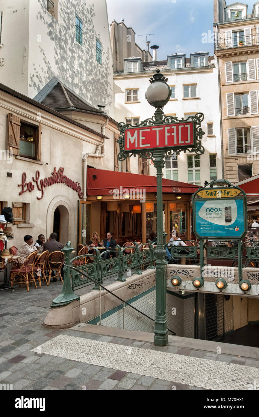 Paris st michel hi-res stock photography and images - Alamy