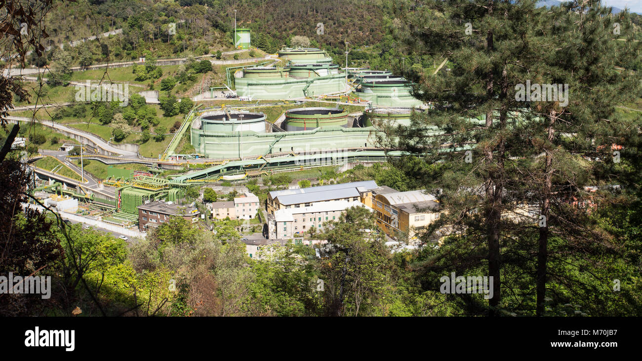 Bulk fuel storage tank farm hi-res stock photography and images - Alamy