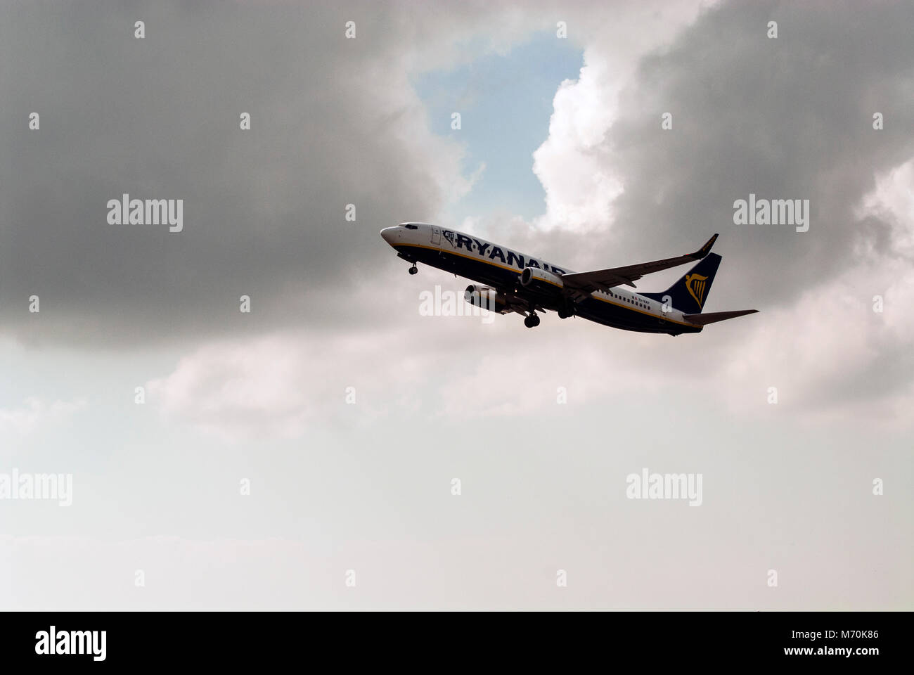 Ryanair plane take off hi-res stock photography and images - Alamy