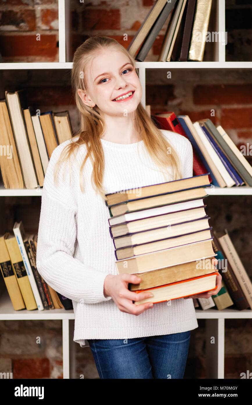 Teenage girl in a library Stock Photo - Alamy