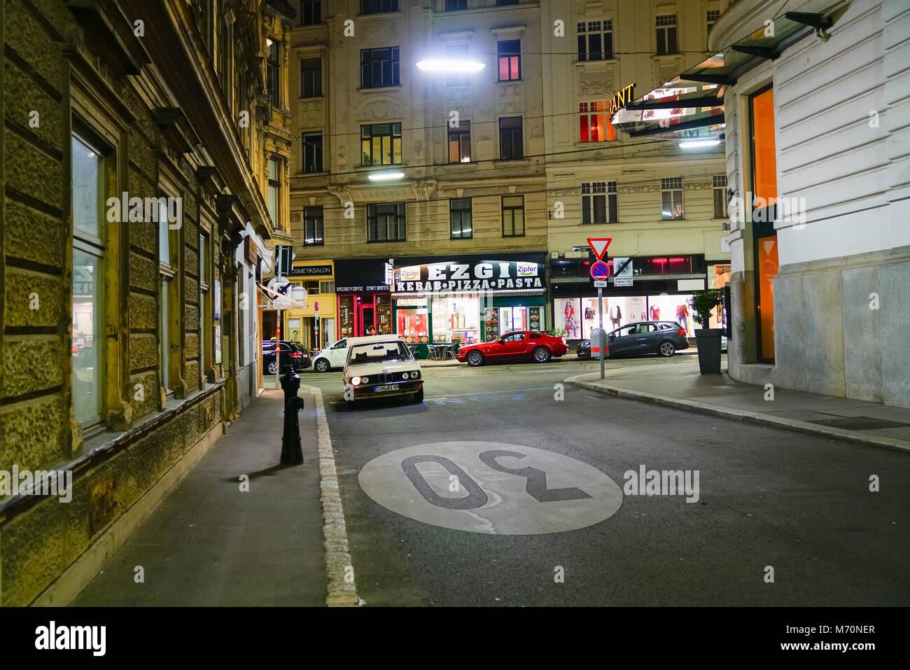 Inner city street scene hi-res stock photography and images - Alamy