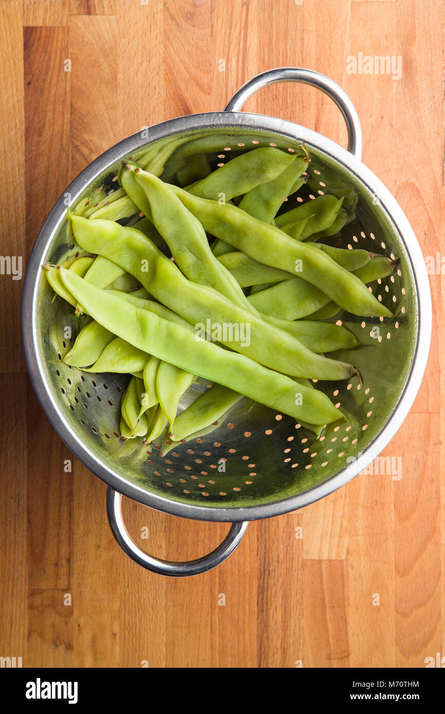 Cooked green string beans pods in colander Stock Photo - Alamy