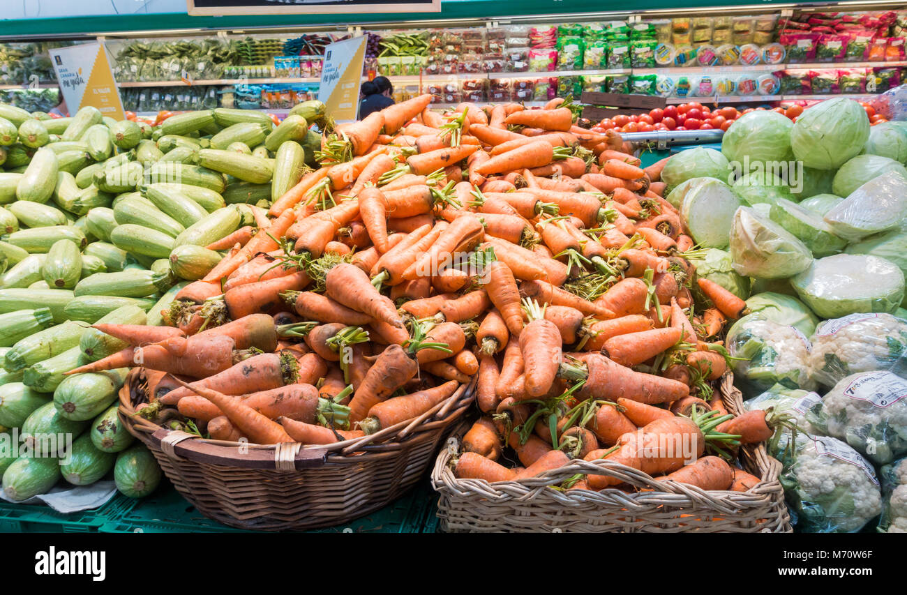 Loose carrots and courgettes in supermarket Stock Photo - Alamy
