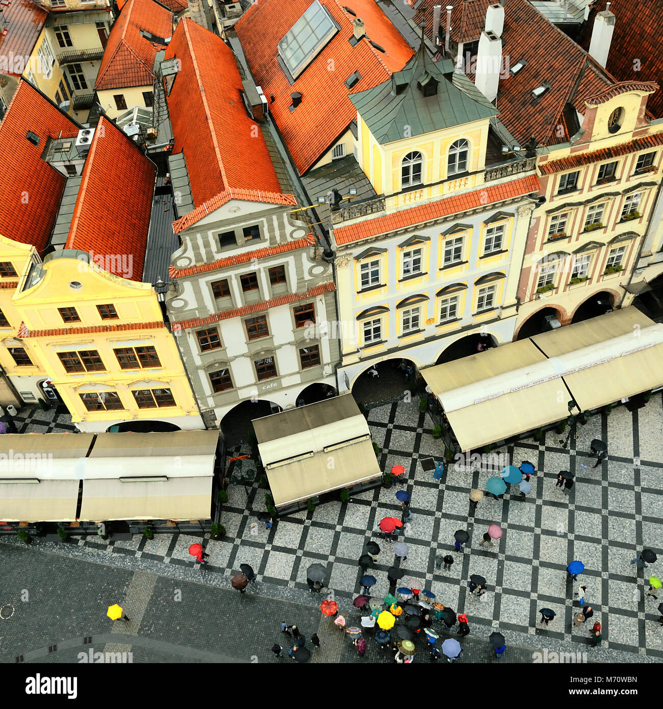 Crowded square in the rain hi-res stock photography and images - Alamy