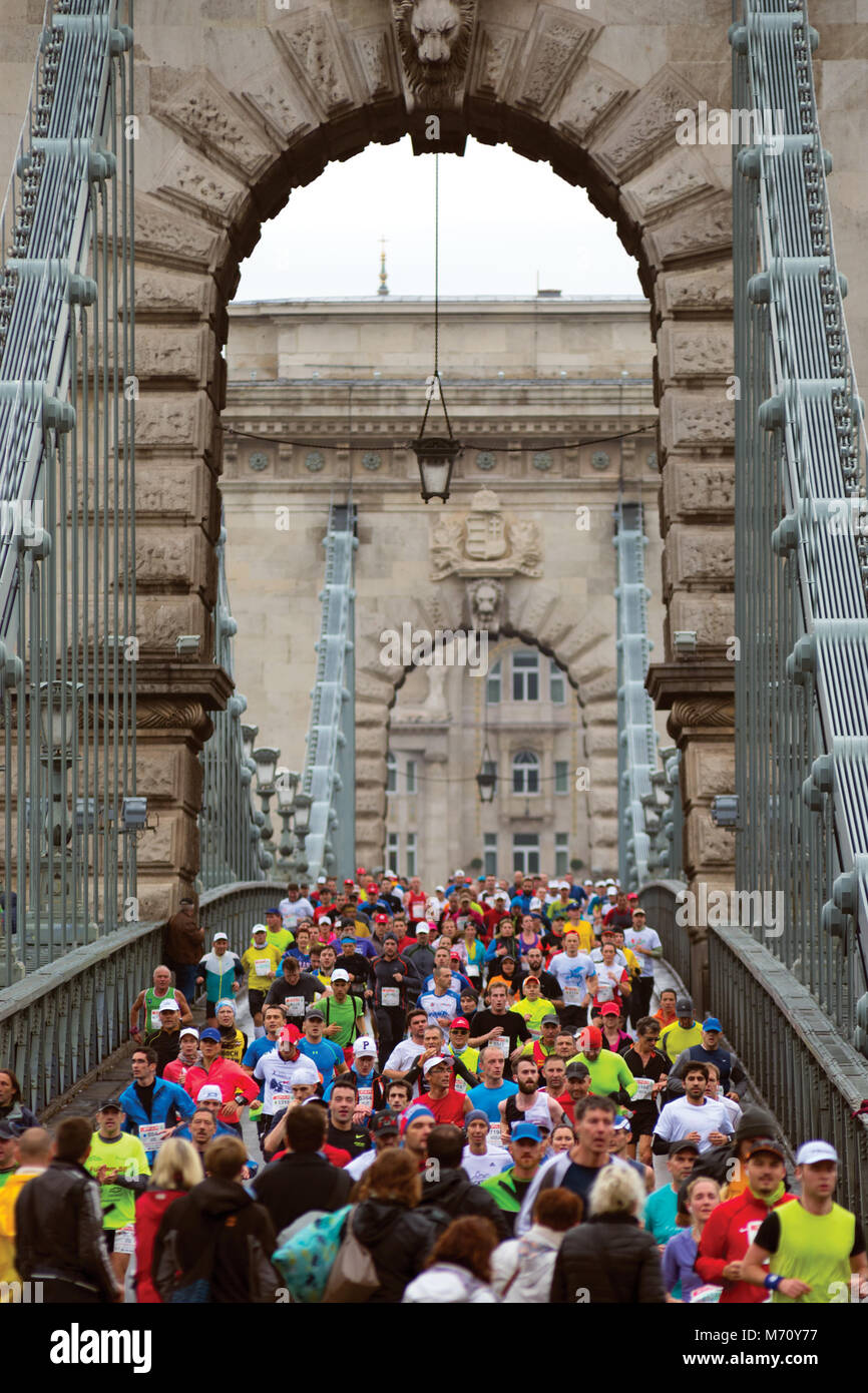 Marathon runners on Chain bridge, Budapest Stock Photo - Alamy