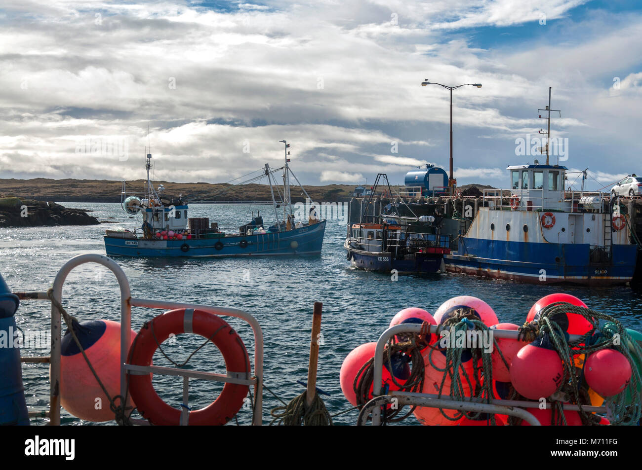 Working at port in ireland winter hi-res stock photography and images ...