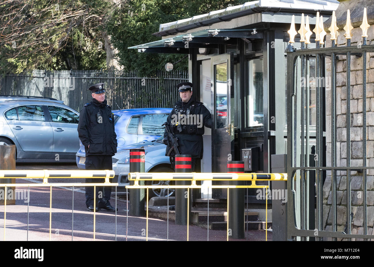 Windsor, UK. Armed Police guard an entrance around Windsor Castle & the ...
