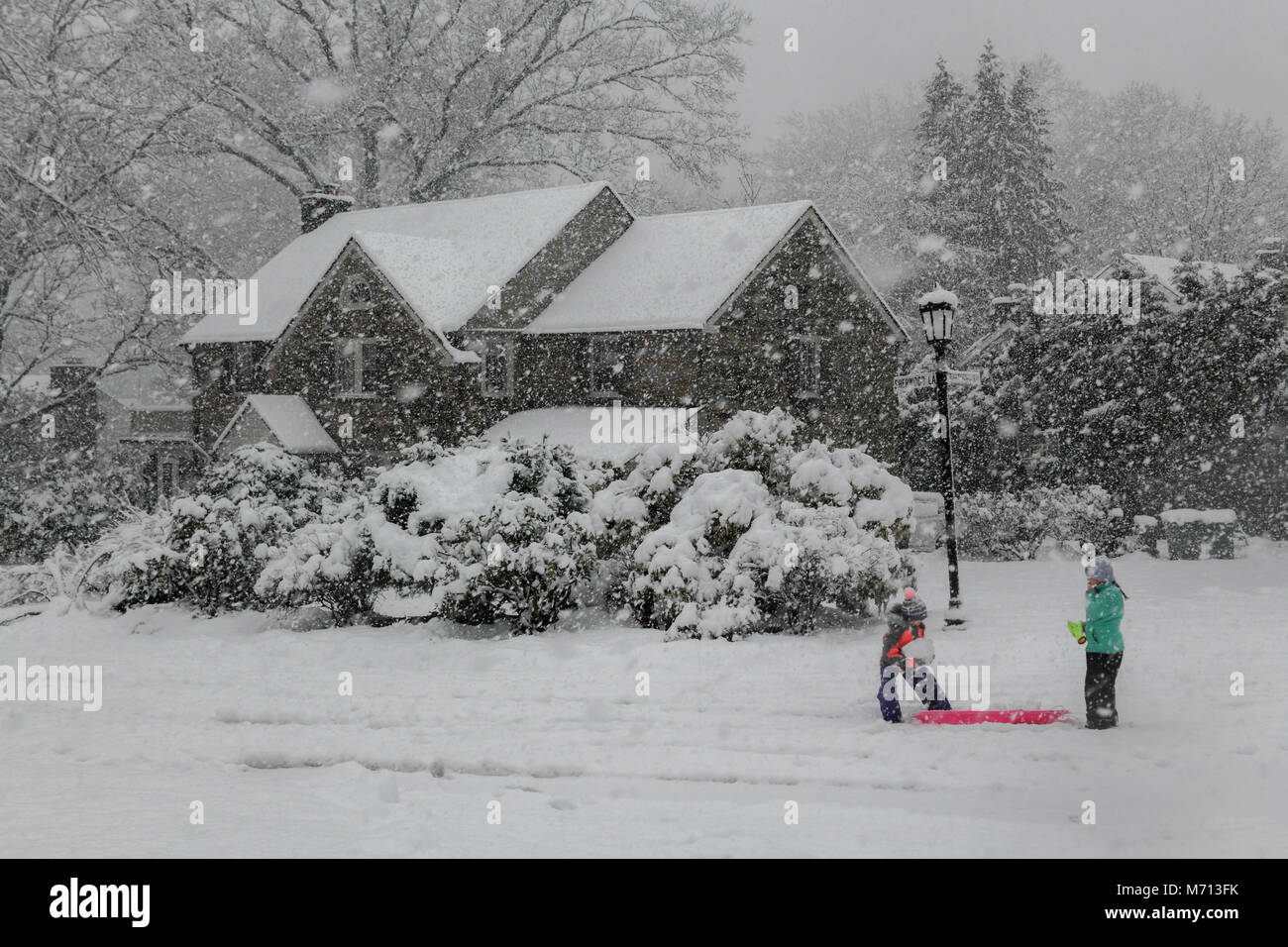 Girls with sleds hi-res stock photography and images - Alamy