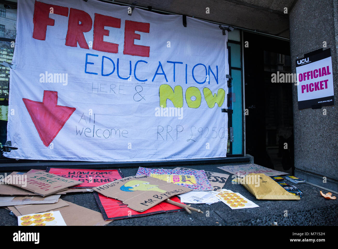 London, UK. 7th March, 2018. The UCU picket line at Kings College ...