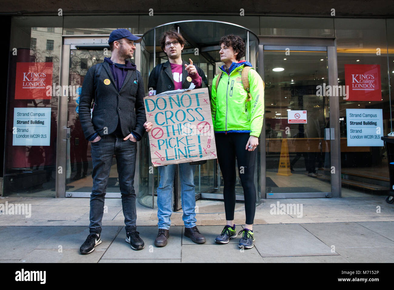 London, UK. 7th March, 2018. The UCU picket line at Kings College ...