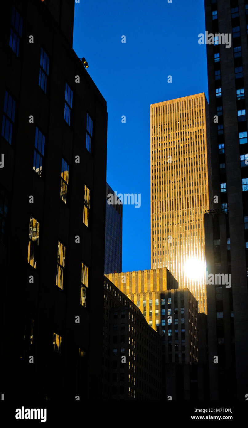 Gold skyscraper hi-res stock photography and images - Alamy
