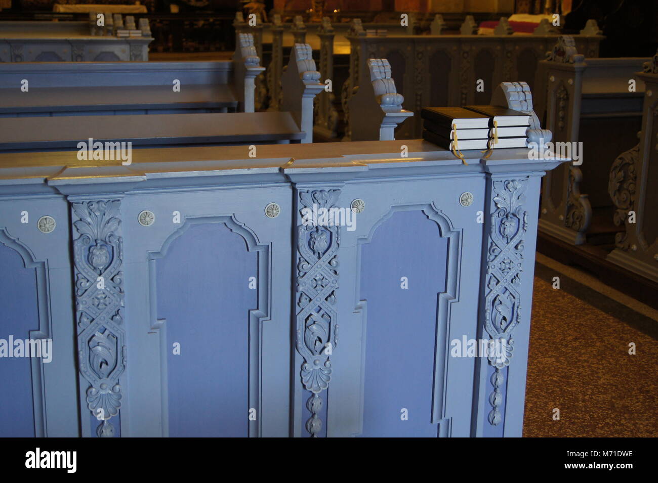 Prayer books laying on a church pew Stock Photo - Alamy