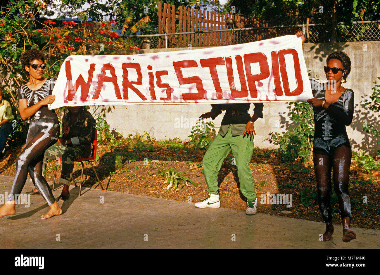 High school student protests hi-res stock photography and images - Alamy