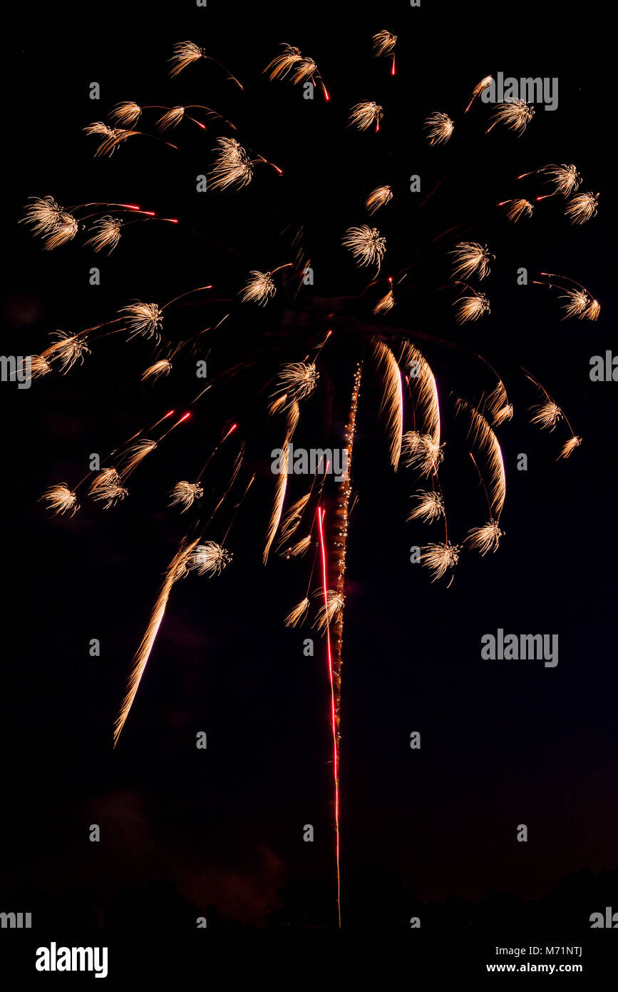 Single red fireworks burst hi-res stock photography and images - Alamy
