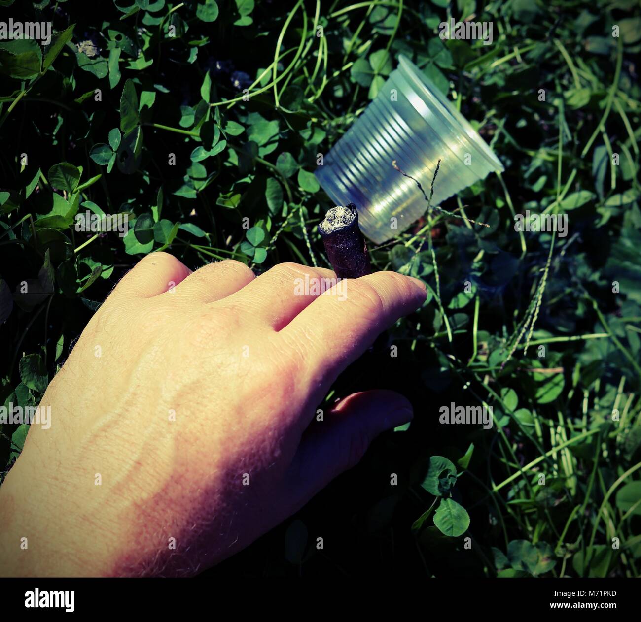 Hand chain smoker cigar hi-res stock photography and images - Alamy