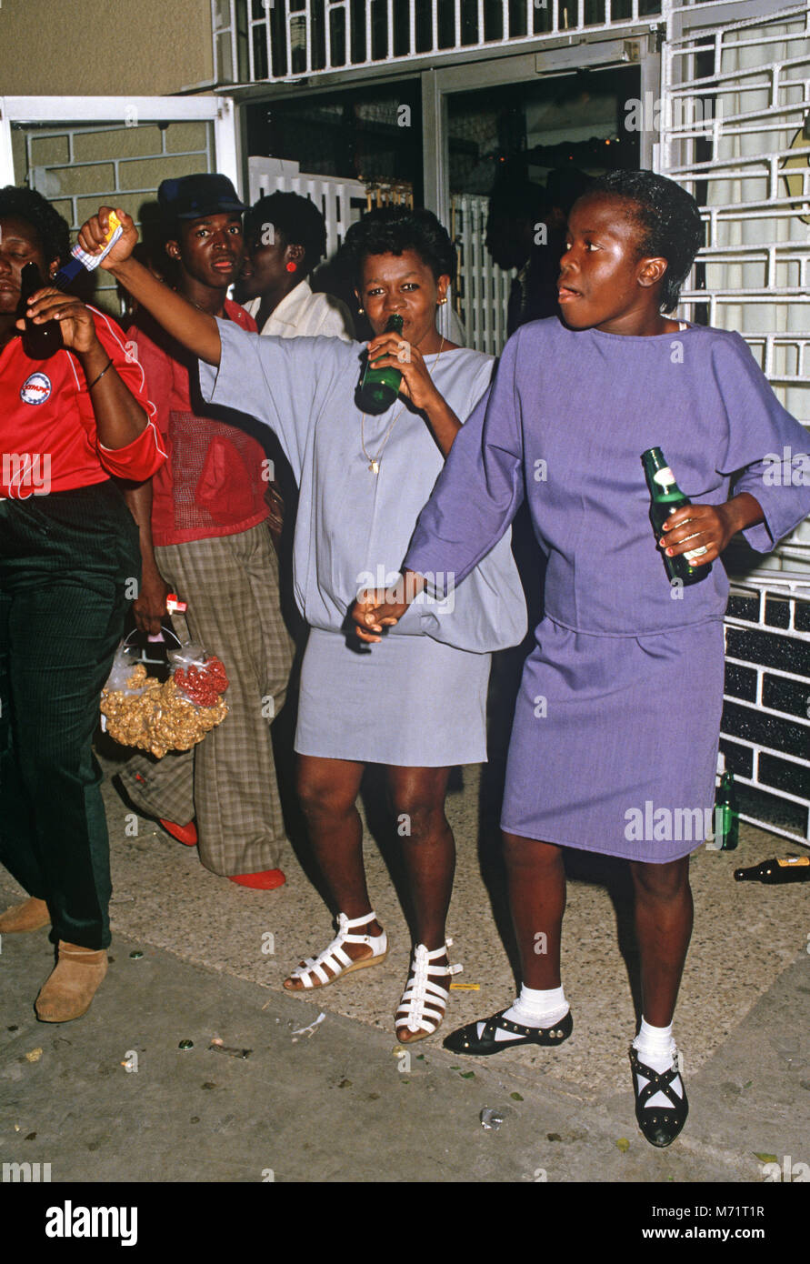 Bar, drinking 1980s hi-res stock photography and images - Alamy