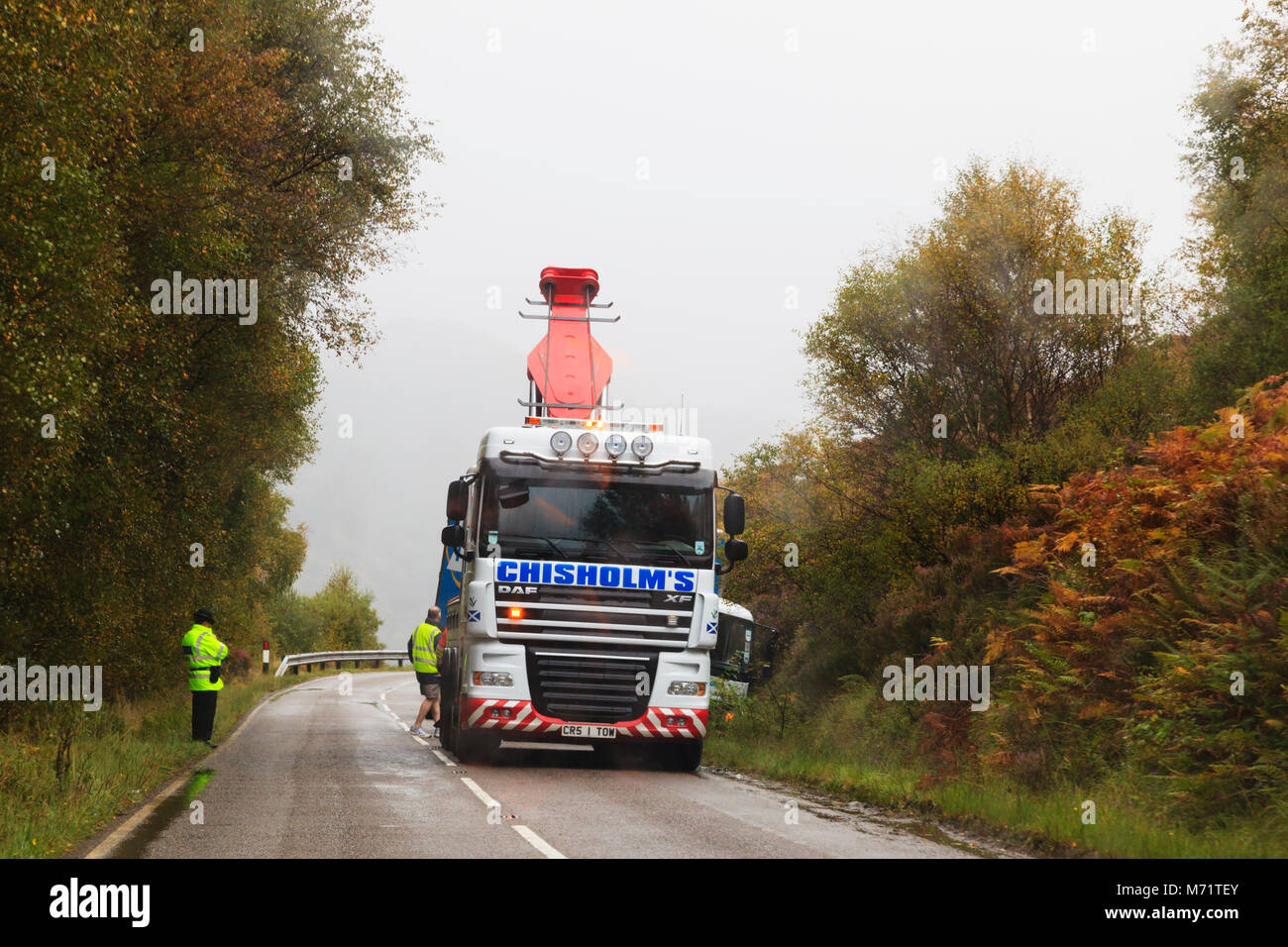 Chisholm’s DAF XF recovery truck at work, Kinlockleven, Scotland Stock ...