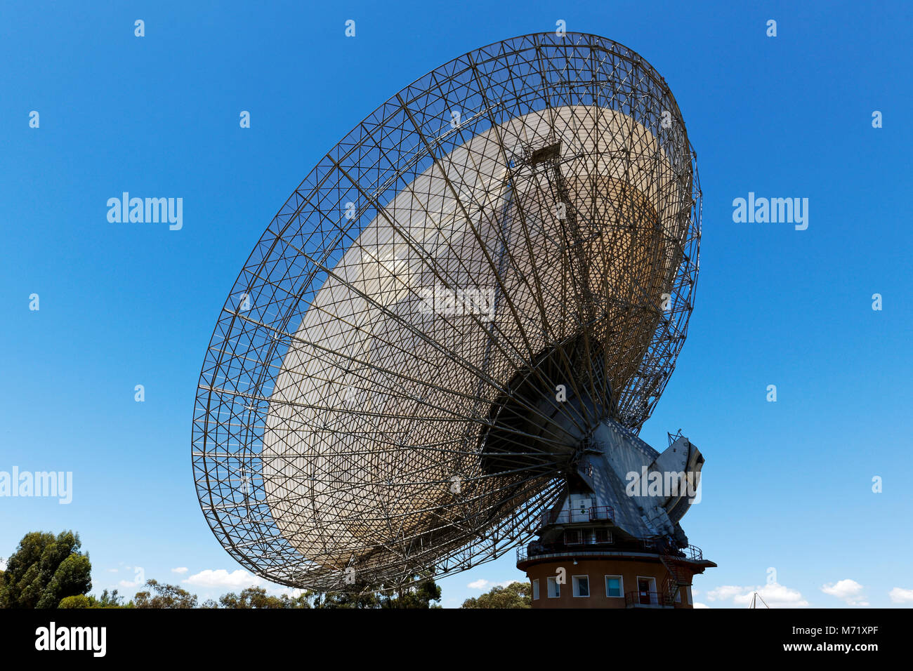 Parkes Radio Telescope brought live pictures to television when man 1st ...