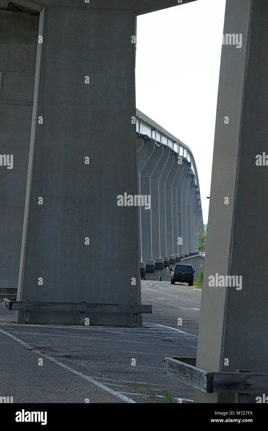 Closeup of Bridge and columns Stock Photo - Alamy